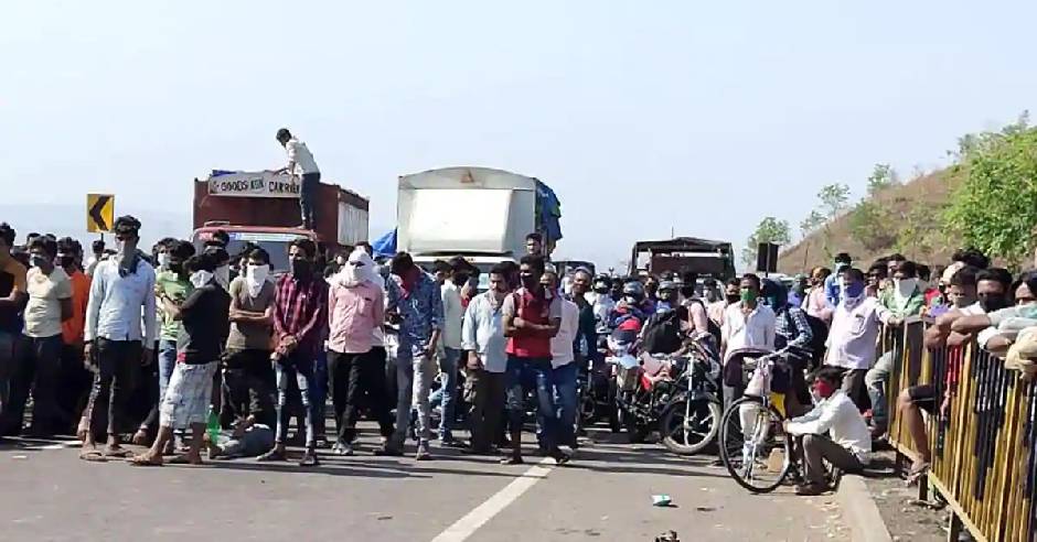 Migrants protest on MP border pelting stones at Police | Galatta